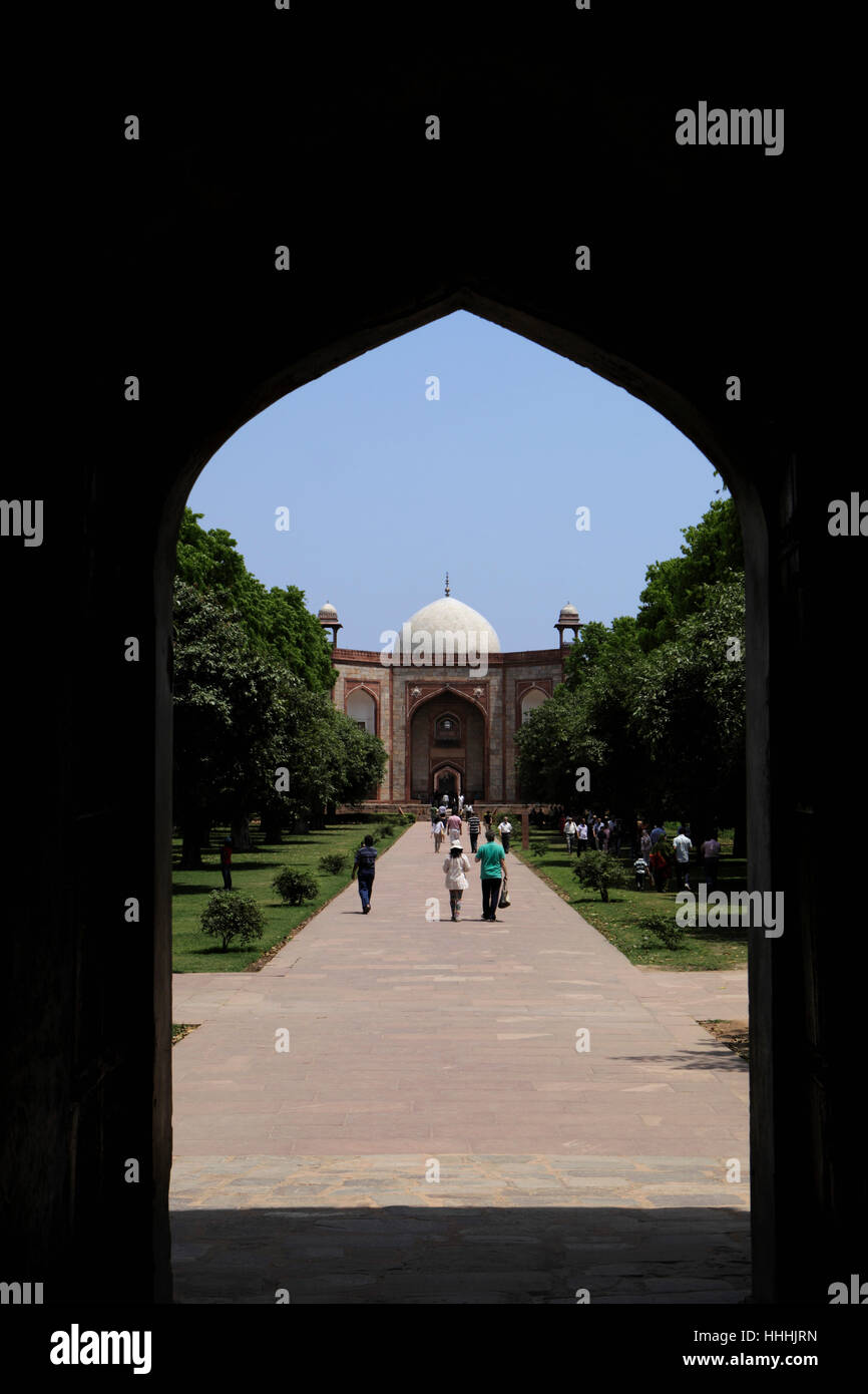 View through an arch of Humayun's Tomb. New Delhi, India Stock Photo ...