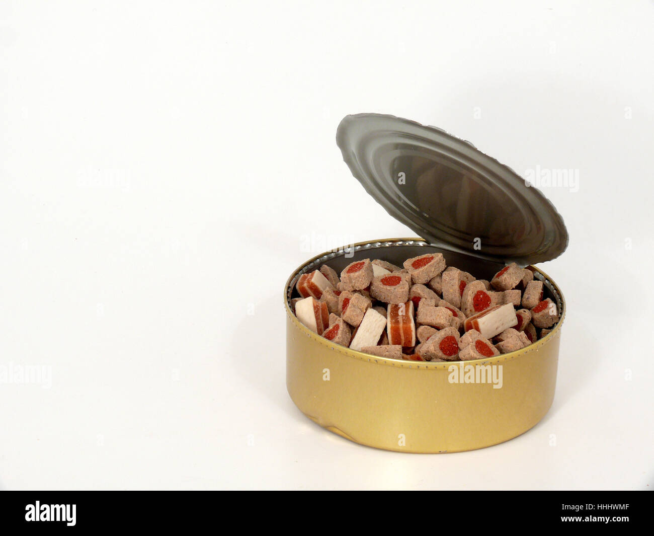 dry food out of a can Stock Photo - Alamy