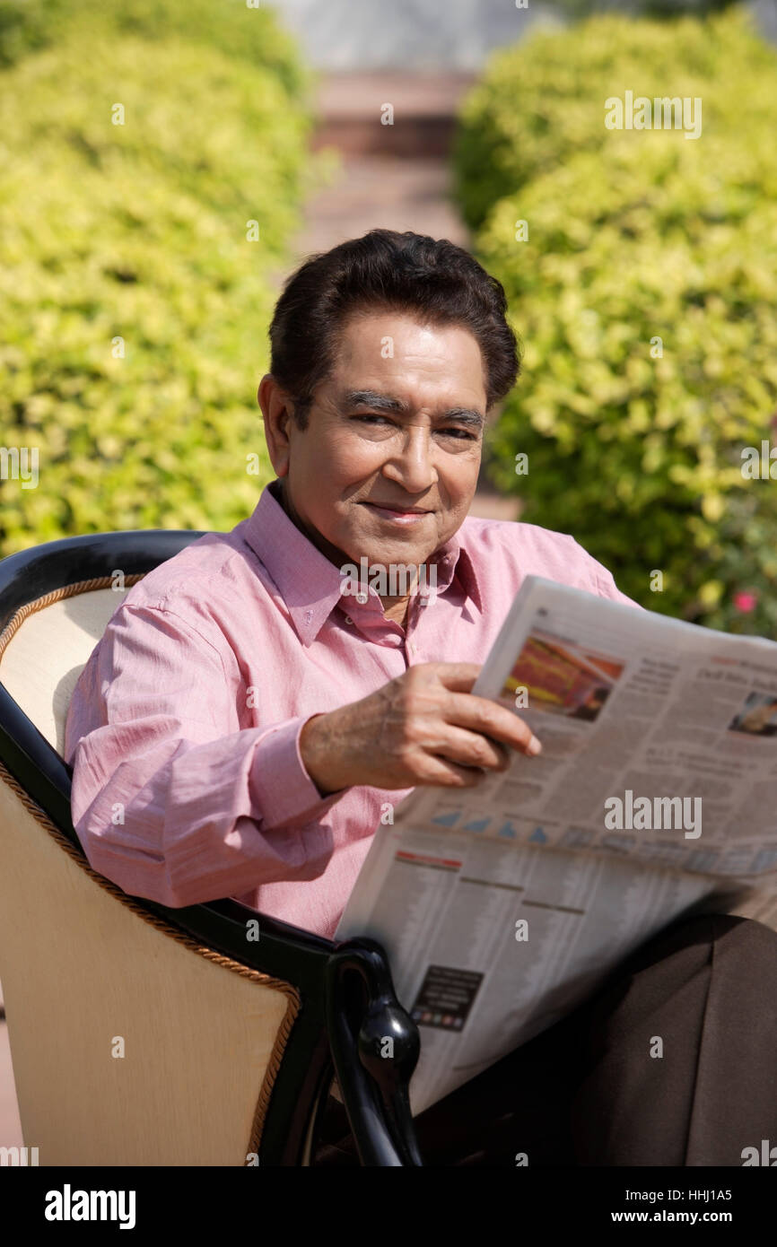 man reading newspaper Stock Photo - Alamy