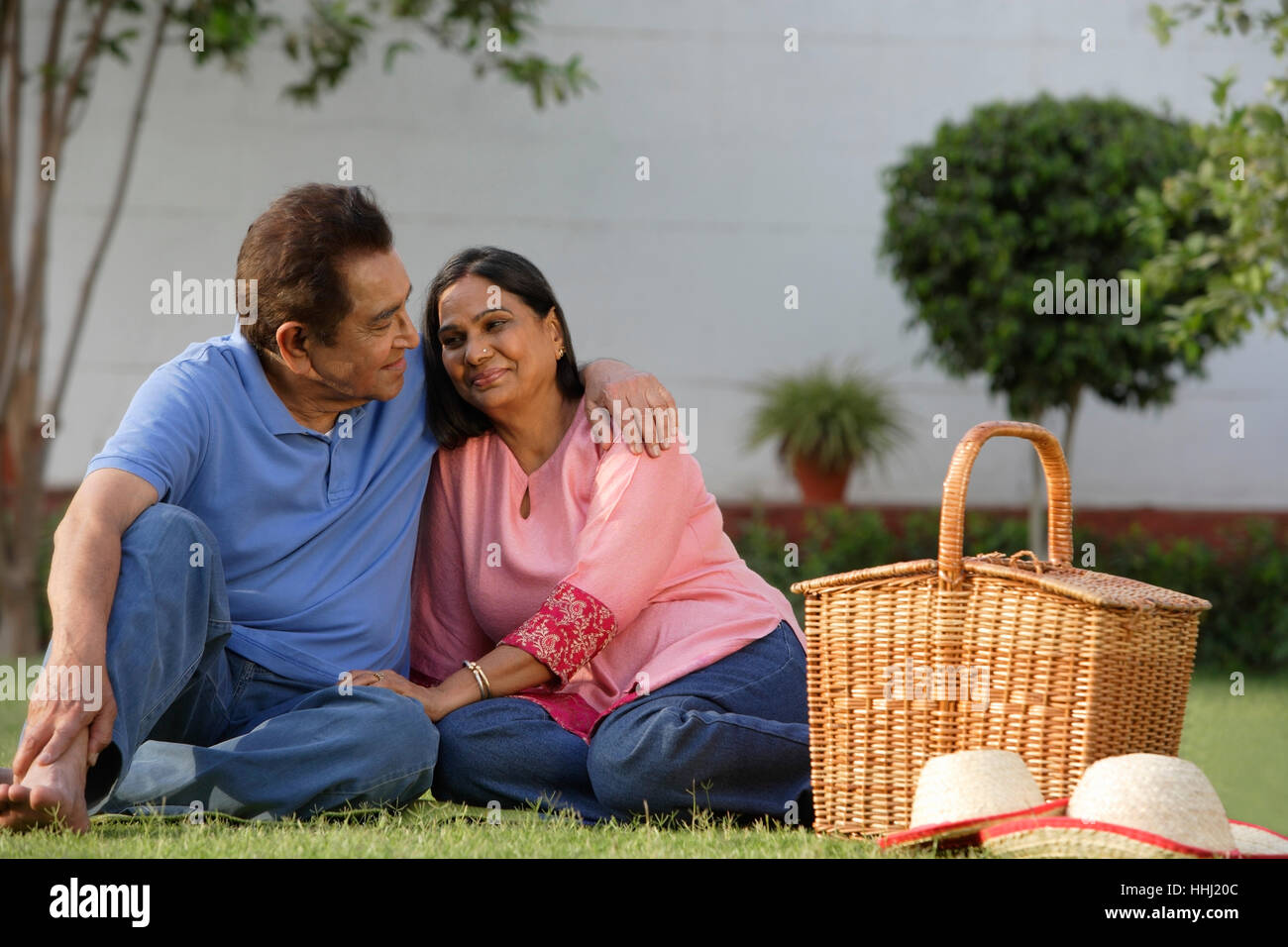 couple having picnic Stock Photo - Alamy