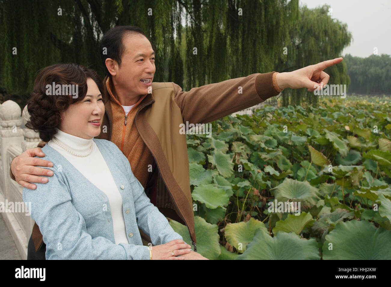 Man points something out hi-res stock photography and images - Alamy