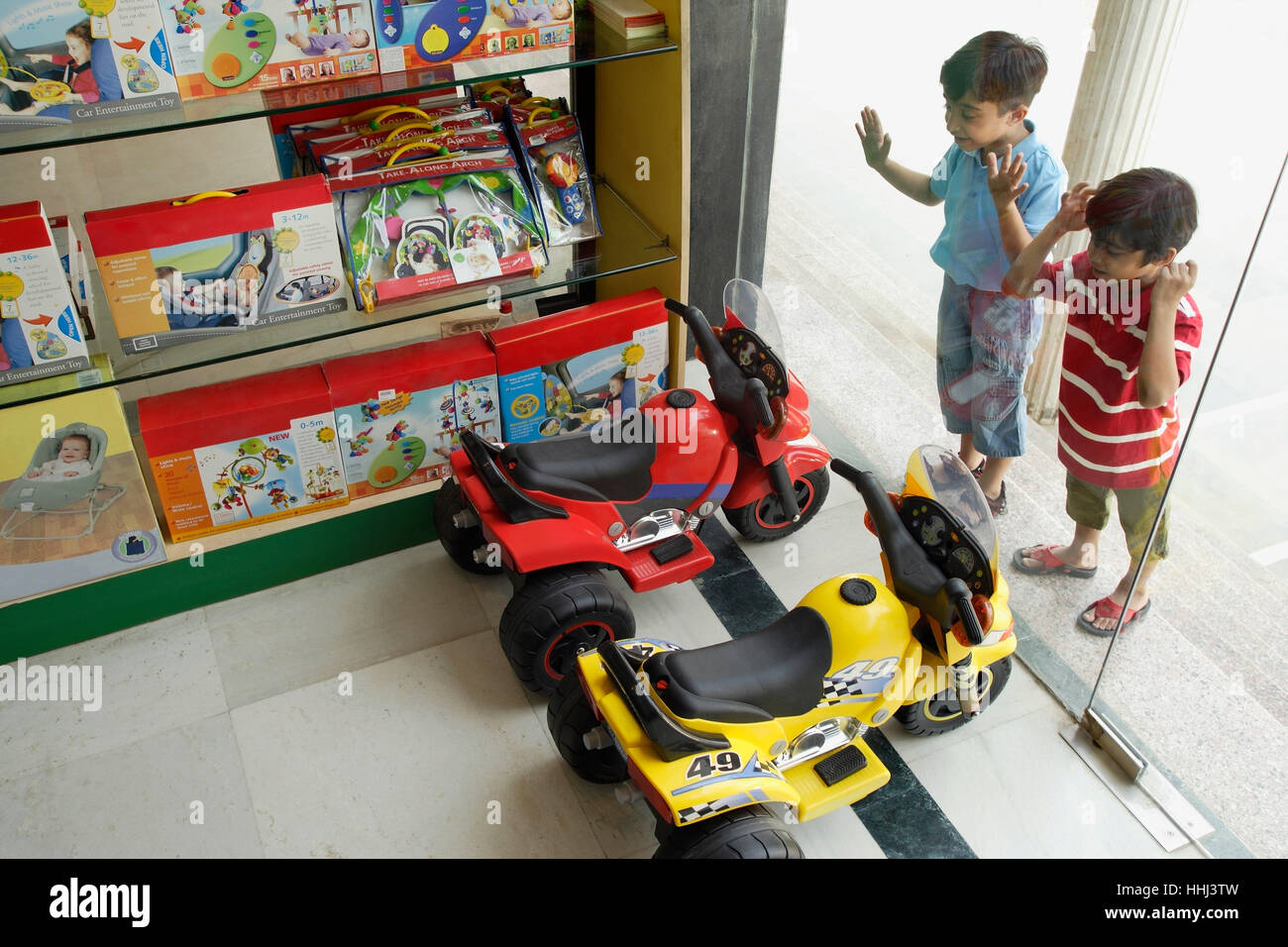 Little boys staring in toy store window Stock Photo - Alamy