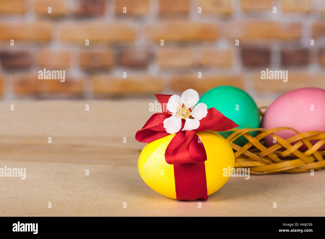 Yellow easter egg hi-res stock photography and images - Alamy