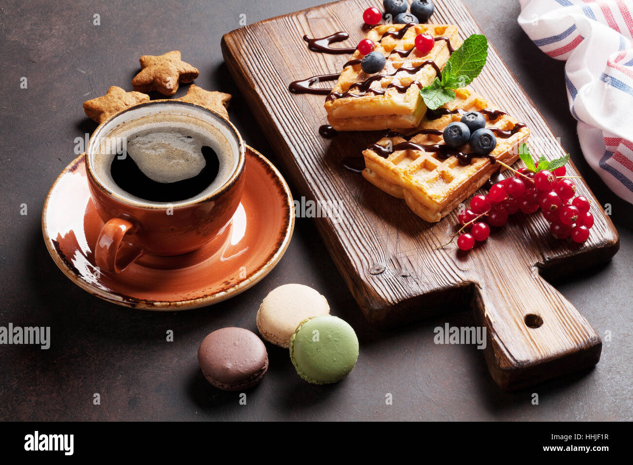 Cutting berries hi-res stock photography and images - Alamy