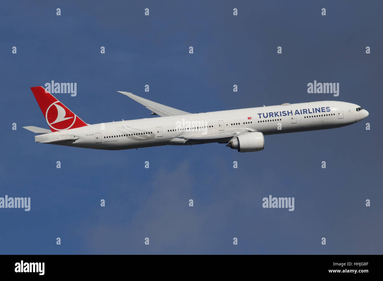 Turkish 777 landing hi-res stock photography and images - Alamy