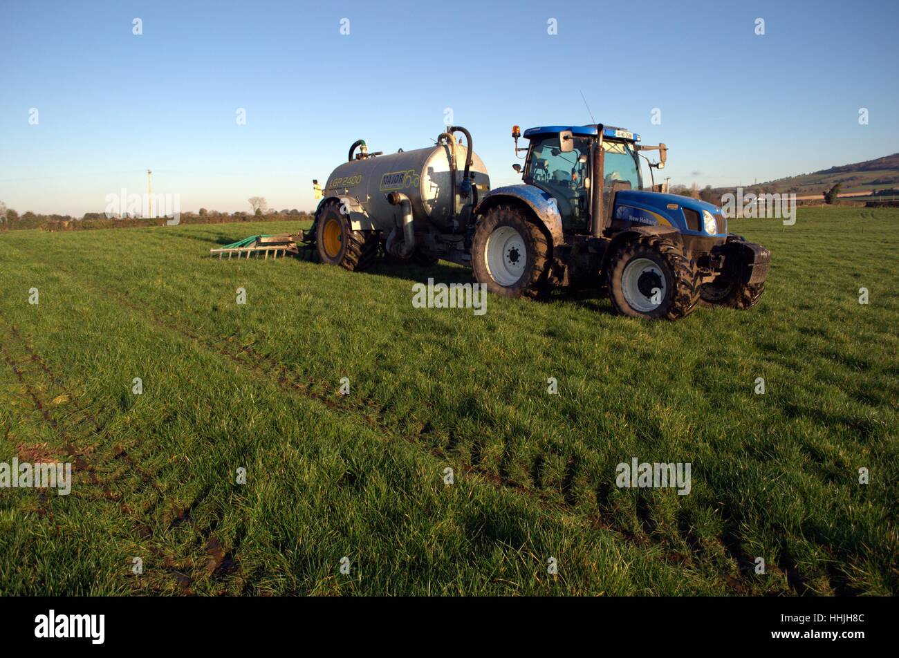 Tractor ireland spreading hi-res stock photography and images - Alamy