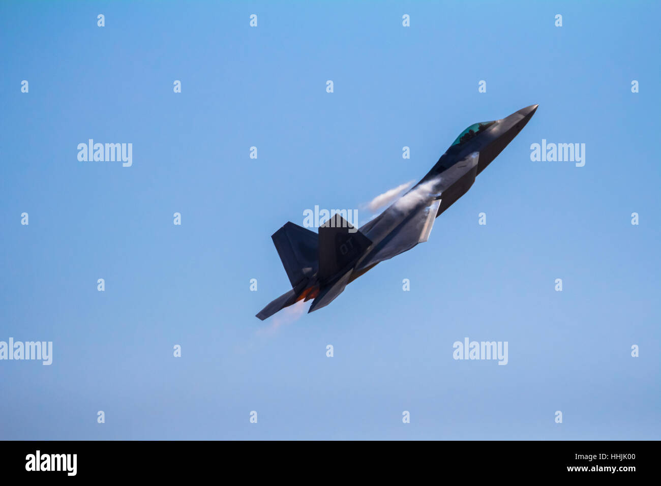 Lockheed Martin F-22 Raptor flying at mach 2 fighter jet supersonic ...