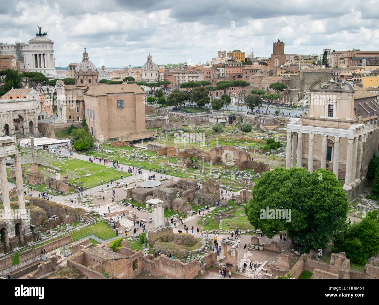 Forum city ruins ancient pillars roman rome hi-res stock photography ...