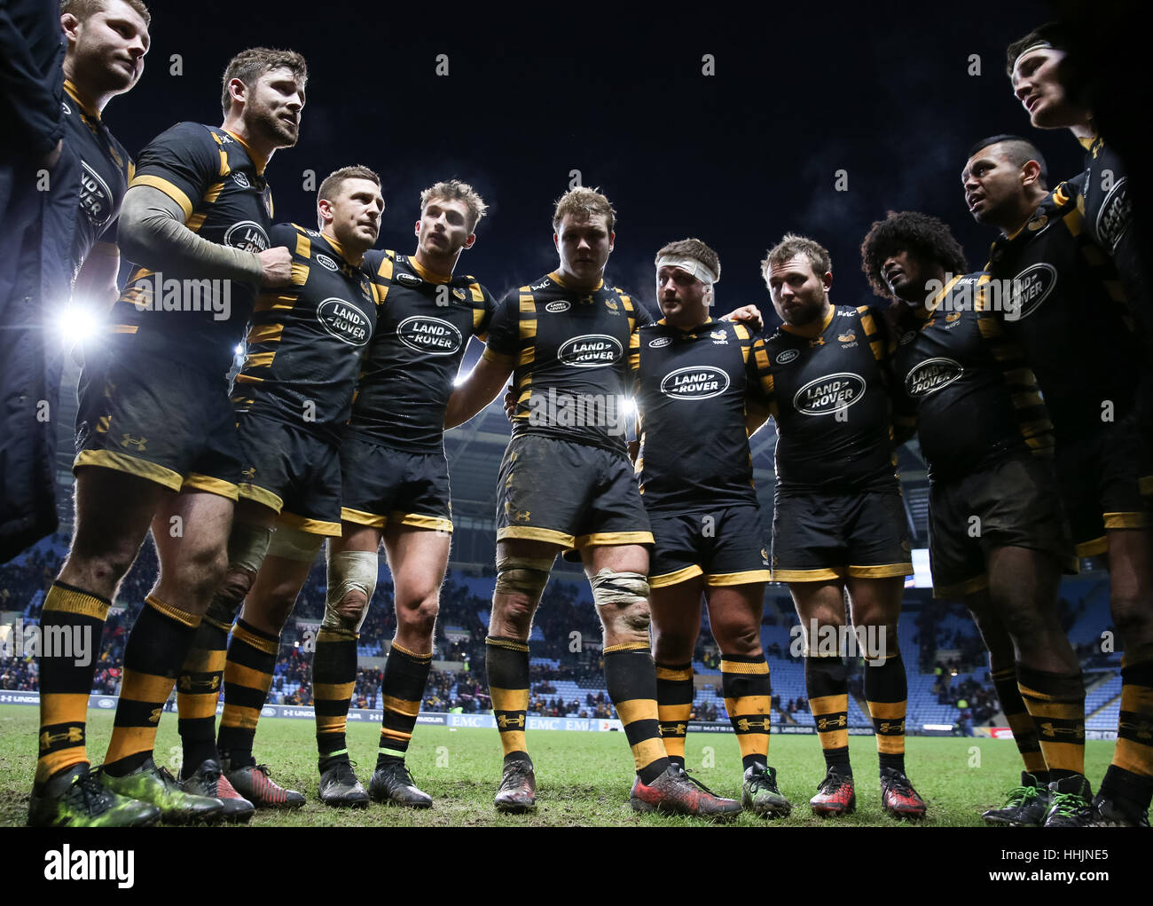 Wasps team huddle hi-res stock photography and images - Alamy