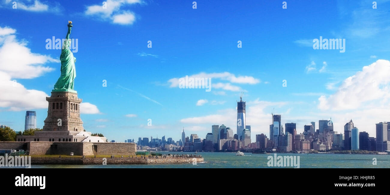 New york skyline statue of liberty hi-res stock photography and images ...