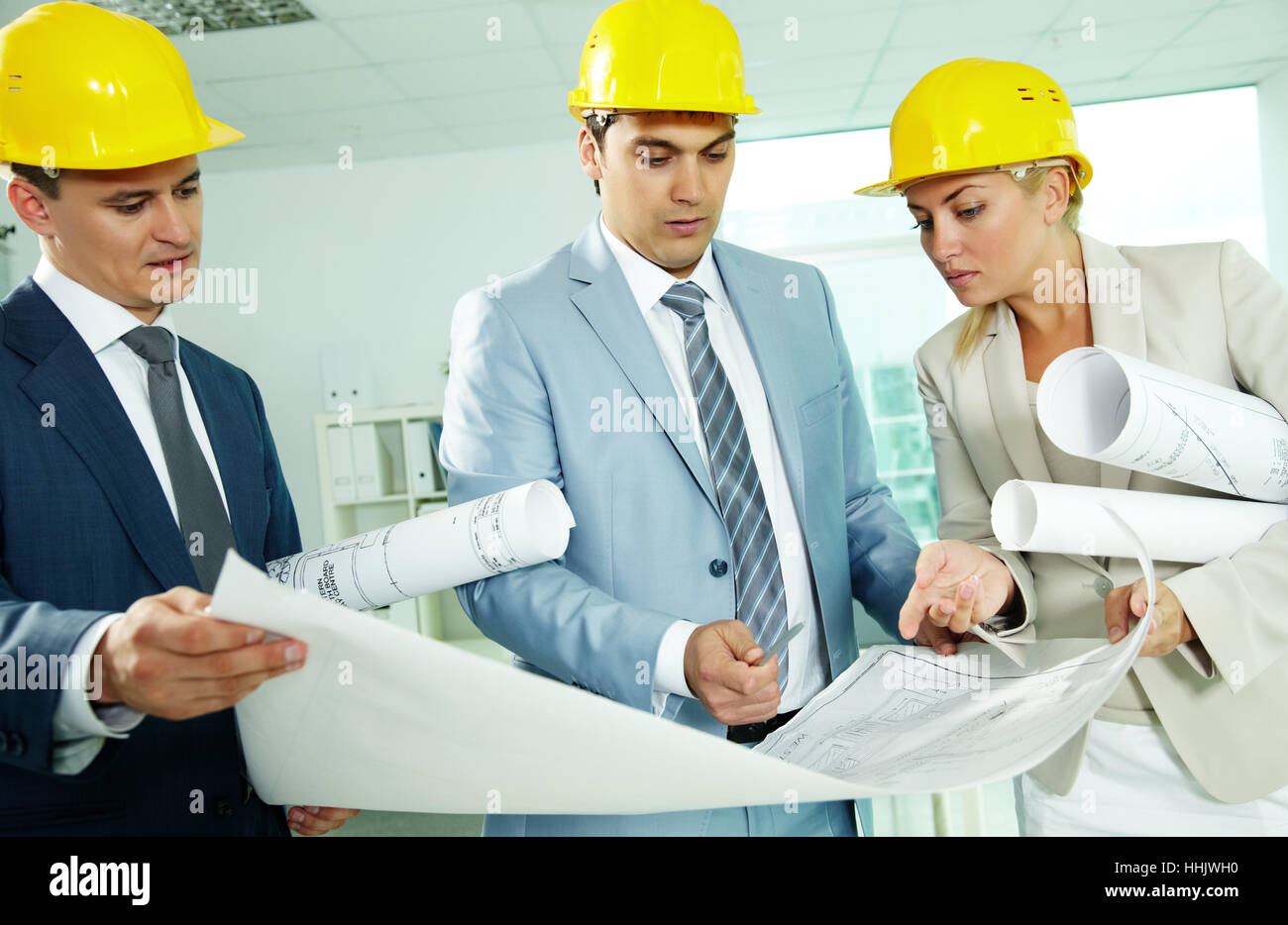 Foreman explaining blueprint tradesmen construction hi-res stock ...