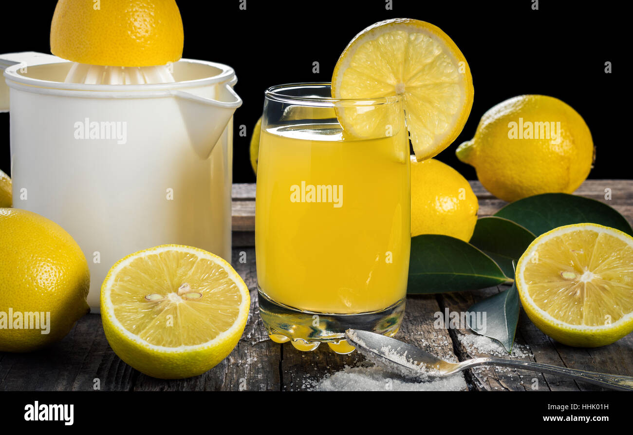 Squeezing lemon juice hi-res stock photography and images - Alamy