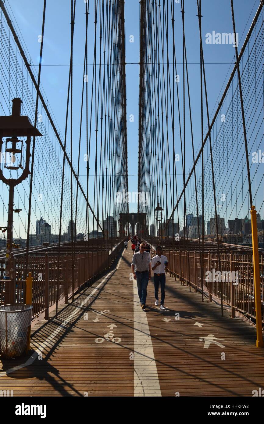 Couple walking brooklyn bridge hi-res stock photography and images - Alamy