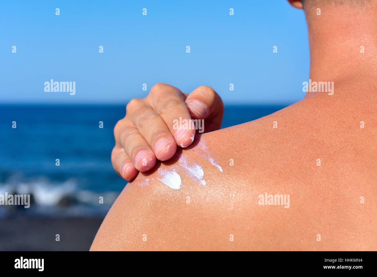 Applying sunscreen beach man hi-res stock photography and images - Alamy