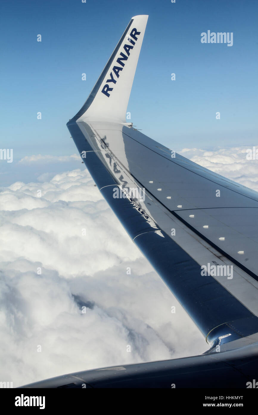 Ryanair aeroplane wing Stock Photo - Alamy