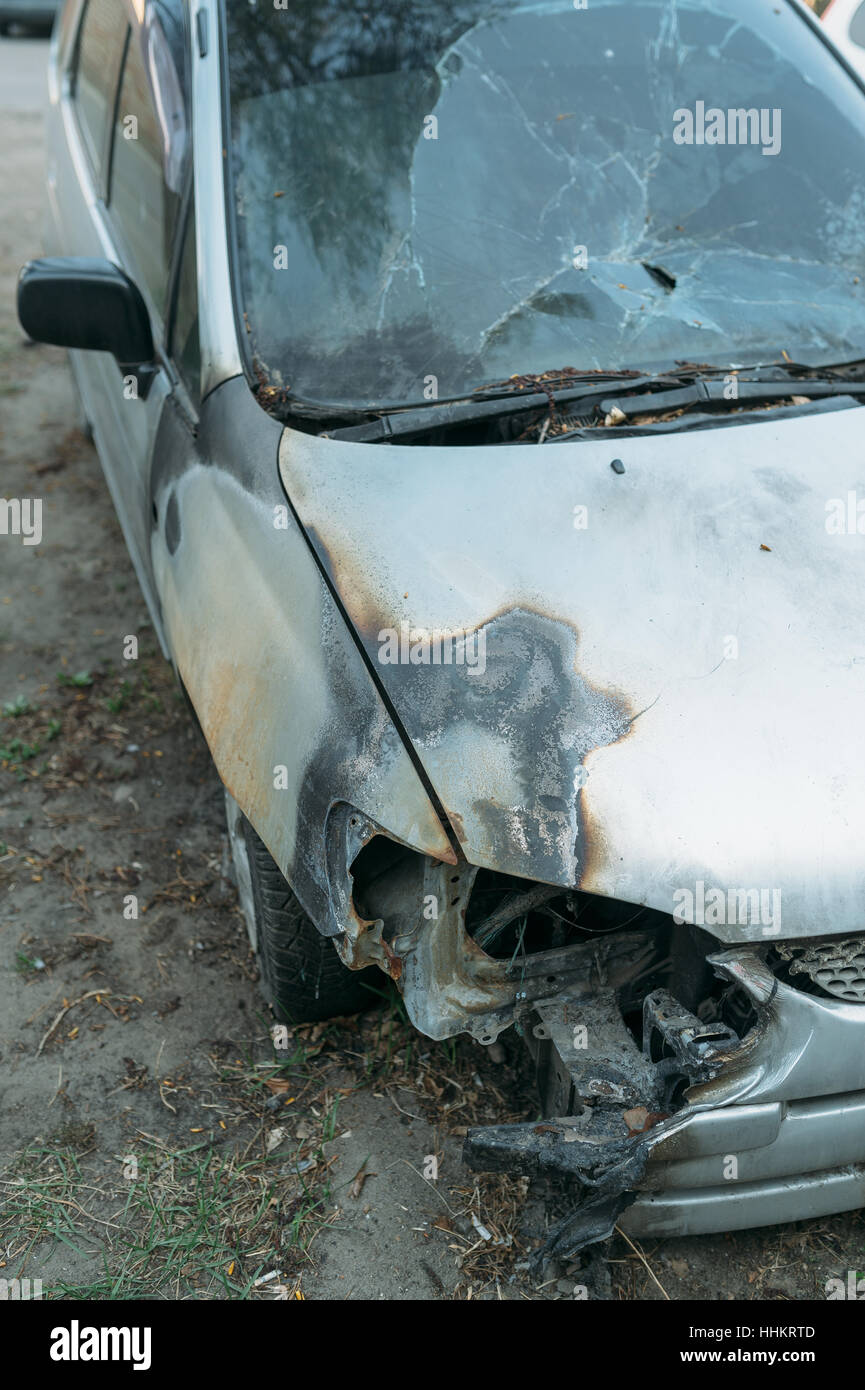 cars which burned wiring . cars stood near the house. firefighters ...