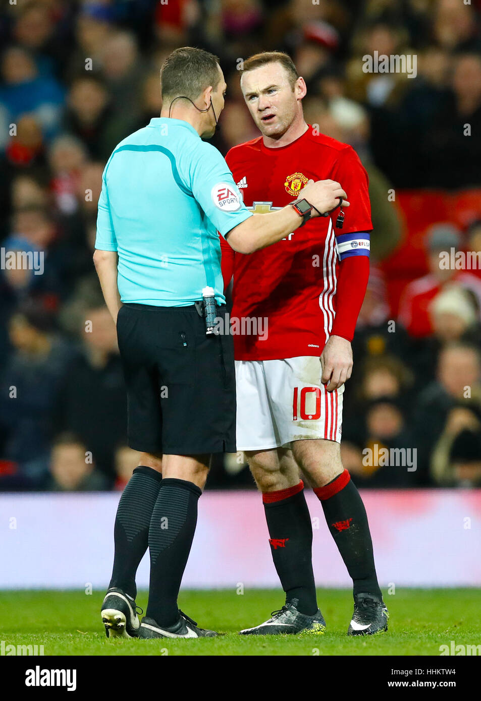 Referee Kevin Friend speaks with Manchester United's Wayne Rooney Stock ...