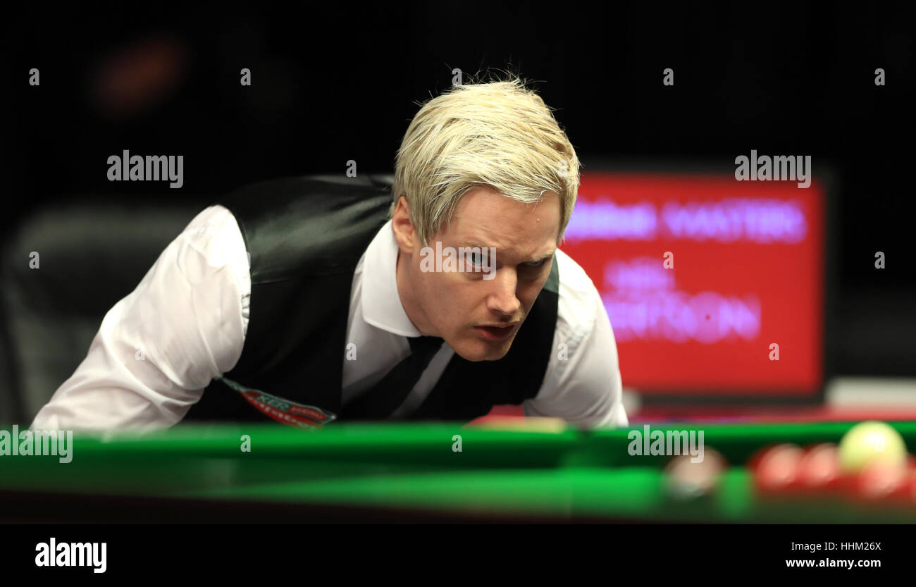 Neil Robertson lines up a shot during his match against Ronnie O ...