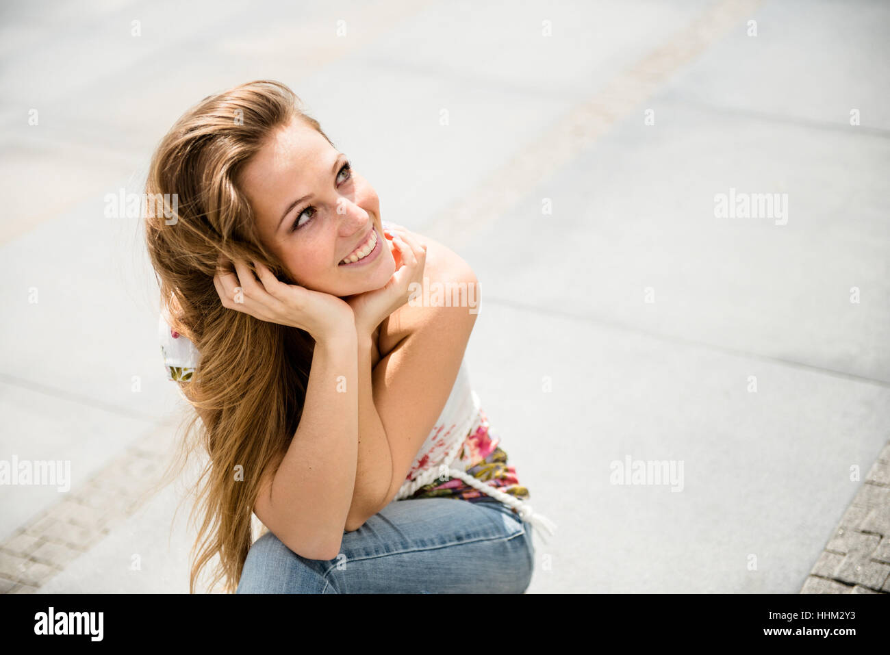 Outdoor portrait of young happy smiling beautiful woman Stock Photo - Alamy
