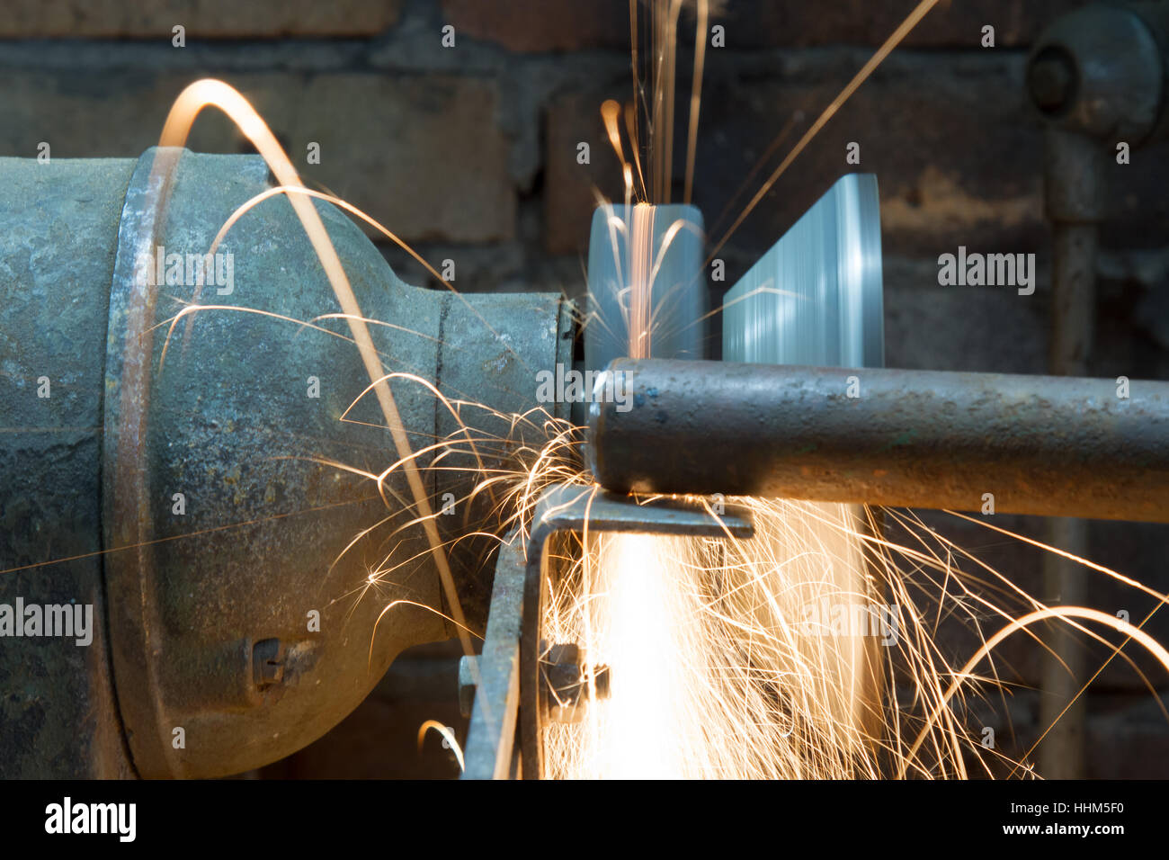 Worker using grinding wheel in workshop. Foto Stock Photo - Alamy