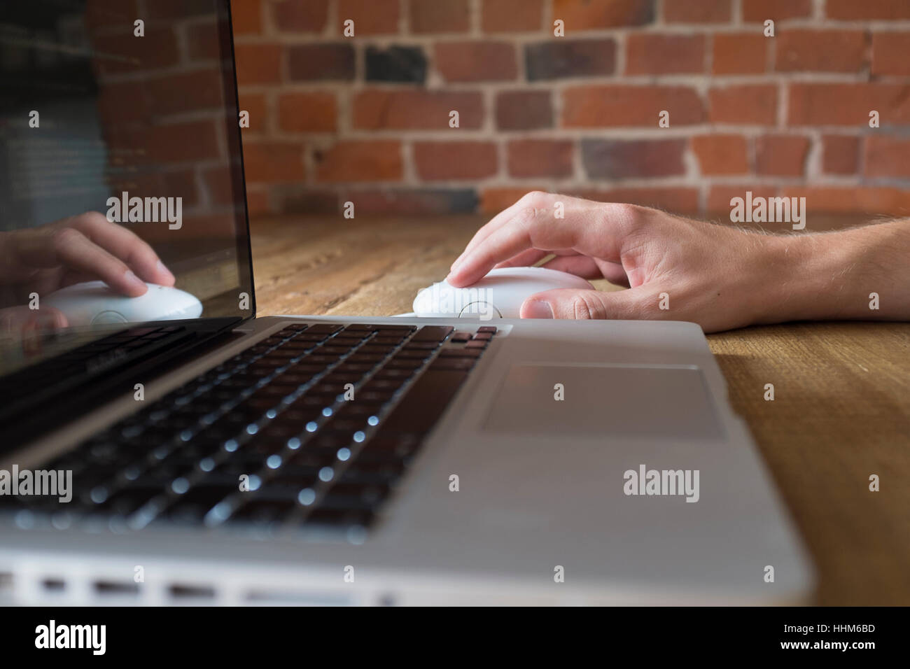 Using the mouse hi-res stock photography and images - Alamy