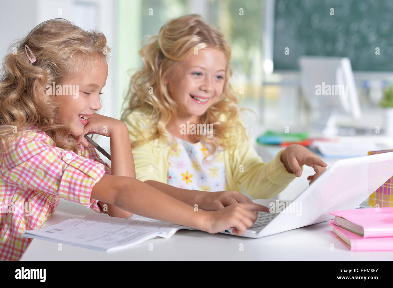 Tweens class hi-res stock photography and images - Alamy