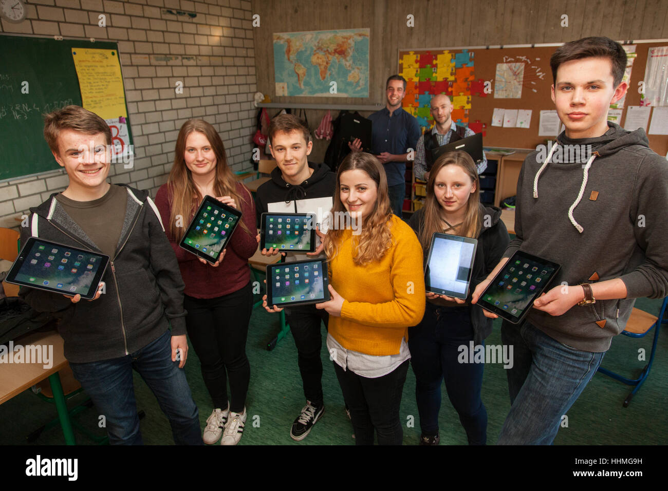 Children with tablets in class hi-res stock photography and images - Alamy