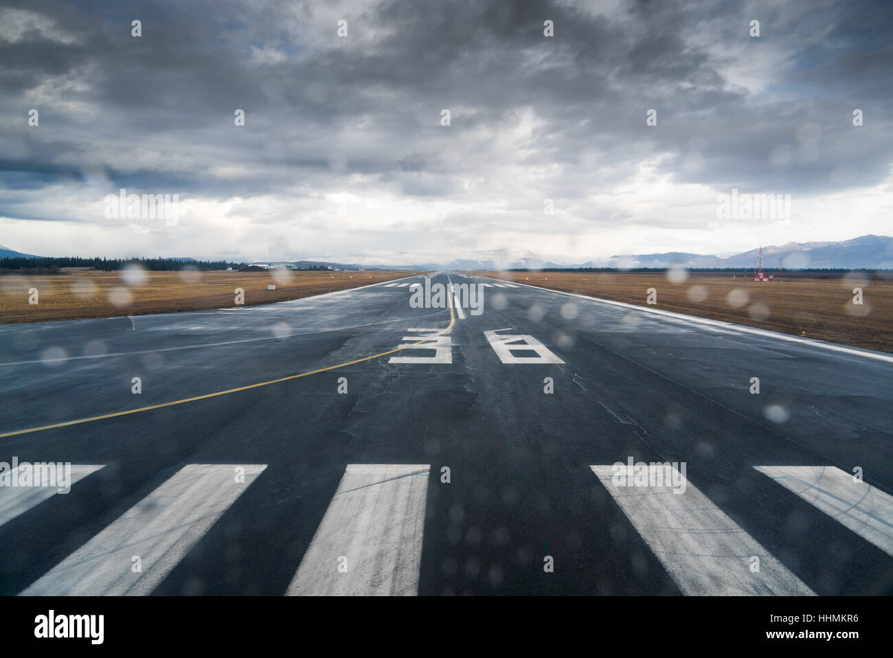 Runway threshold hi-res stock photography and images - Alamy
