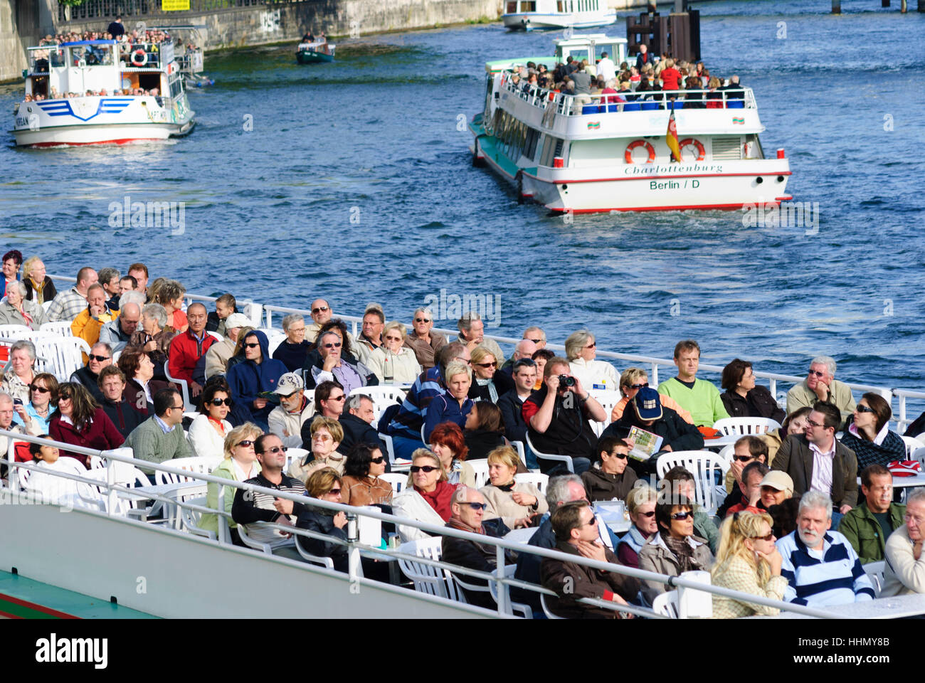 Excursion boats hi-res stock photography and images - Alamy