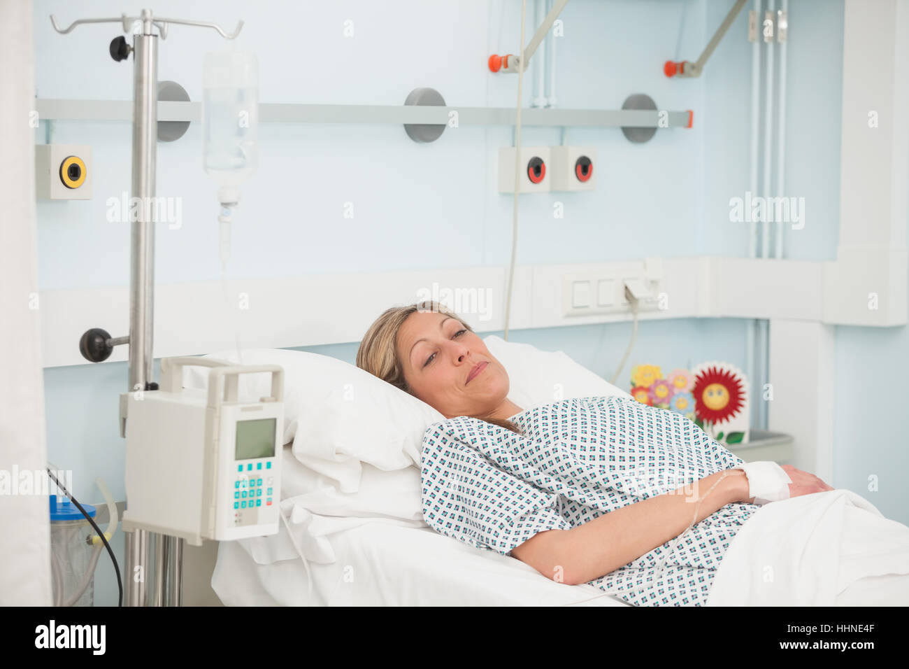 Female patient lying in hospital bed in bed ward Stock Photo - Alamy