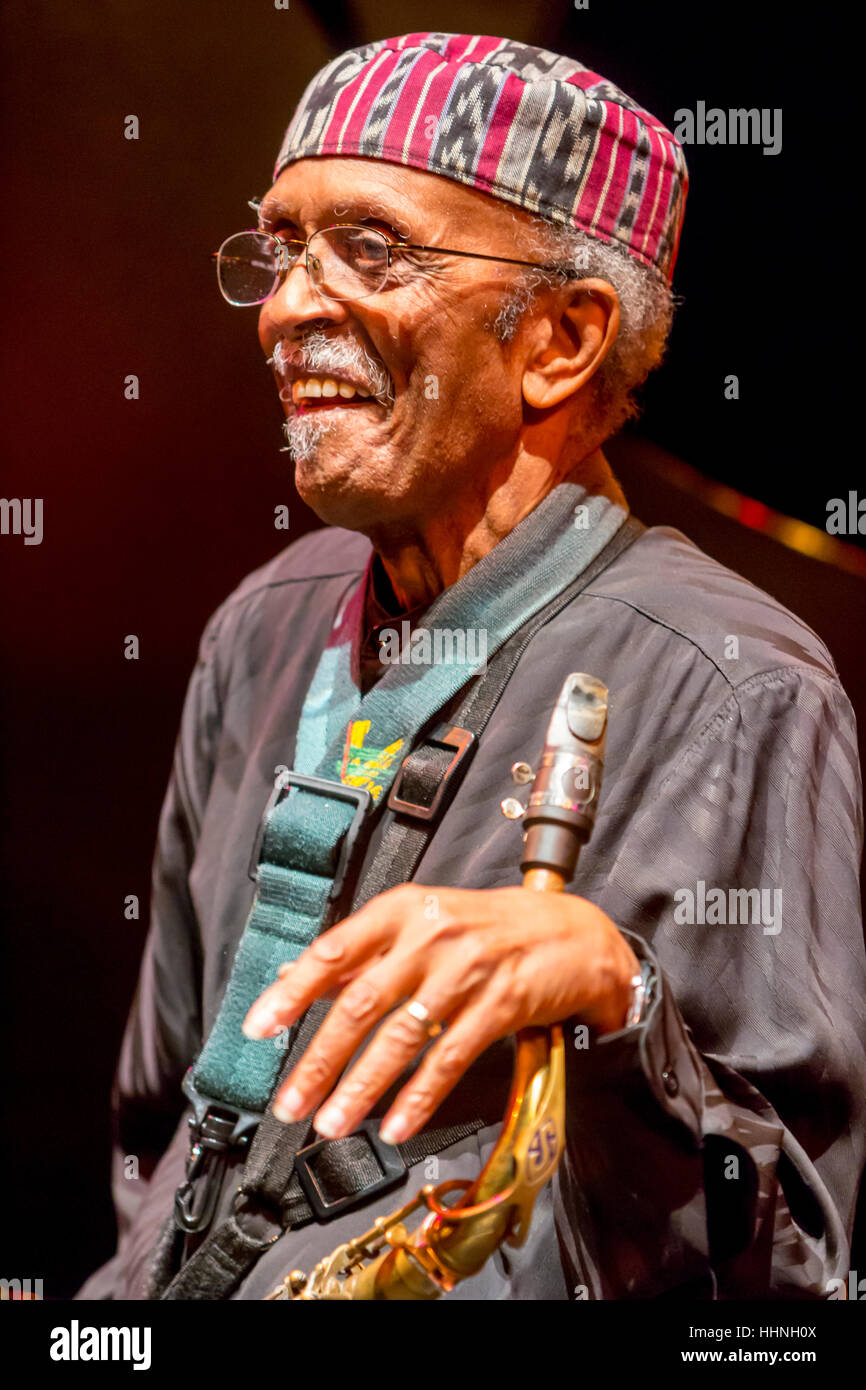 Jazz musician Jimmy Heath holding his saxophone Stock Photo - Alamy