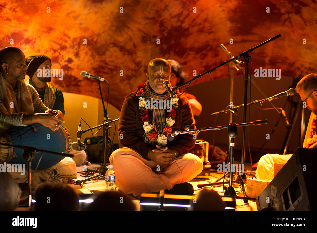 Kirtan hi-res stock photography and images - Alamy