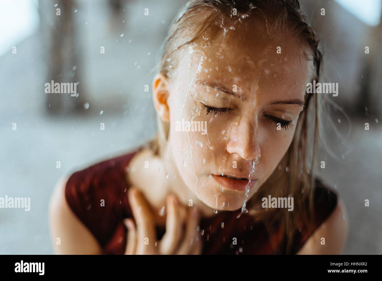 Water splashing on face of Caucasian girl Stock Photo - Alamy