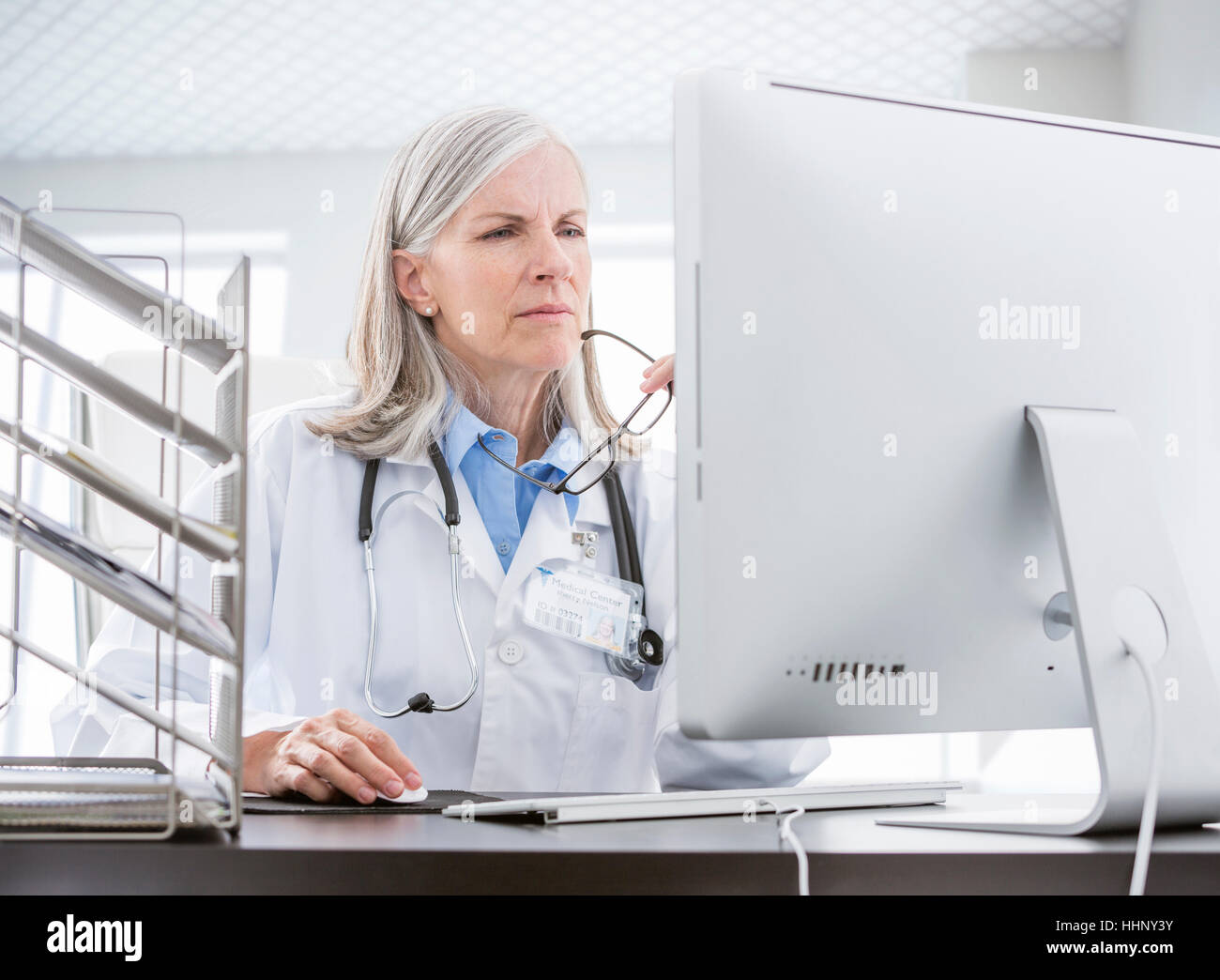 Doctor at computer hi-res stock photography and images - Alamy