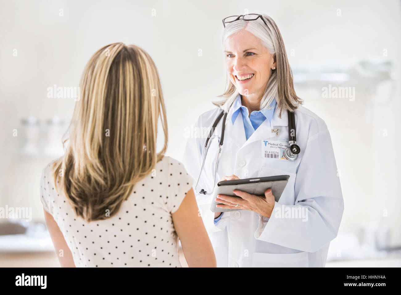 Doctor talking to patient computer hi-res stock photography and images ...