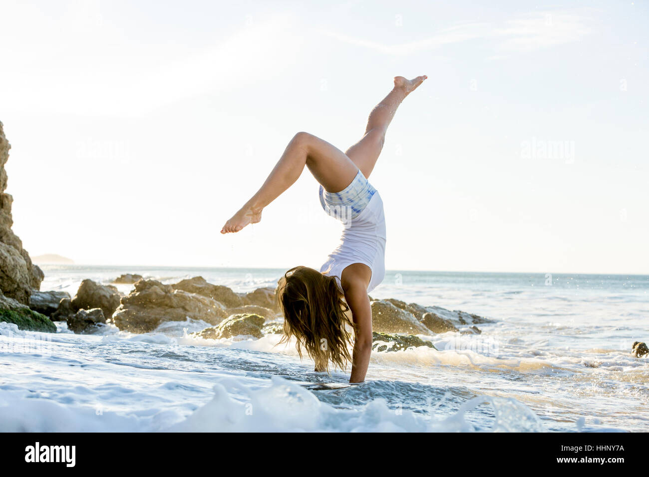 Handstand Am Strand Handstand Beach Fotos Und Bildmaterial In Hoher