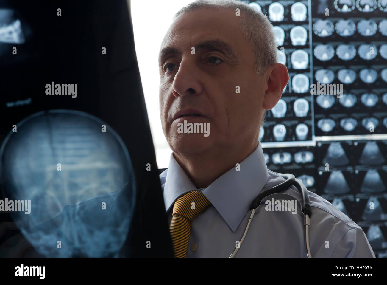 Doctor with skull hi-res stock photography and images - Alamy