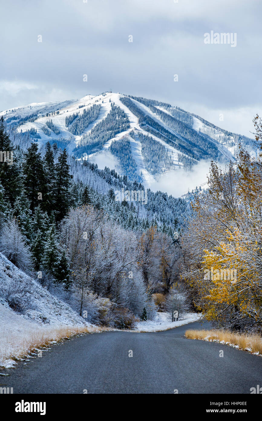 Road to snowy mountain Stock Photo - Alamy