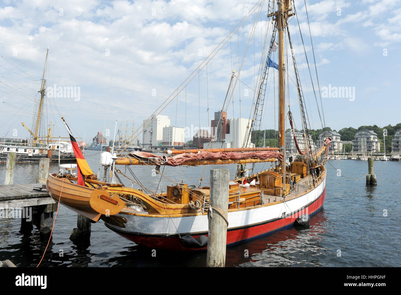 Guns boat ship hi-res stock photography and images - Alamy