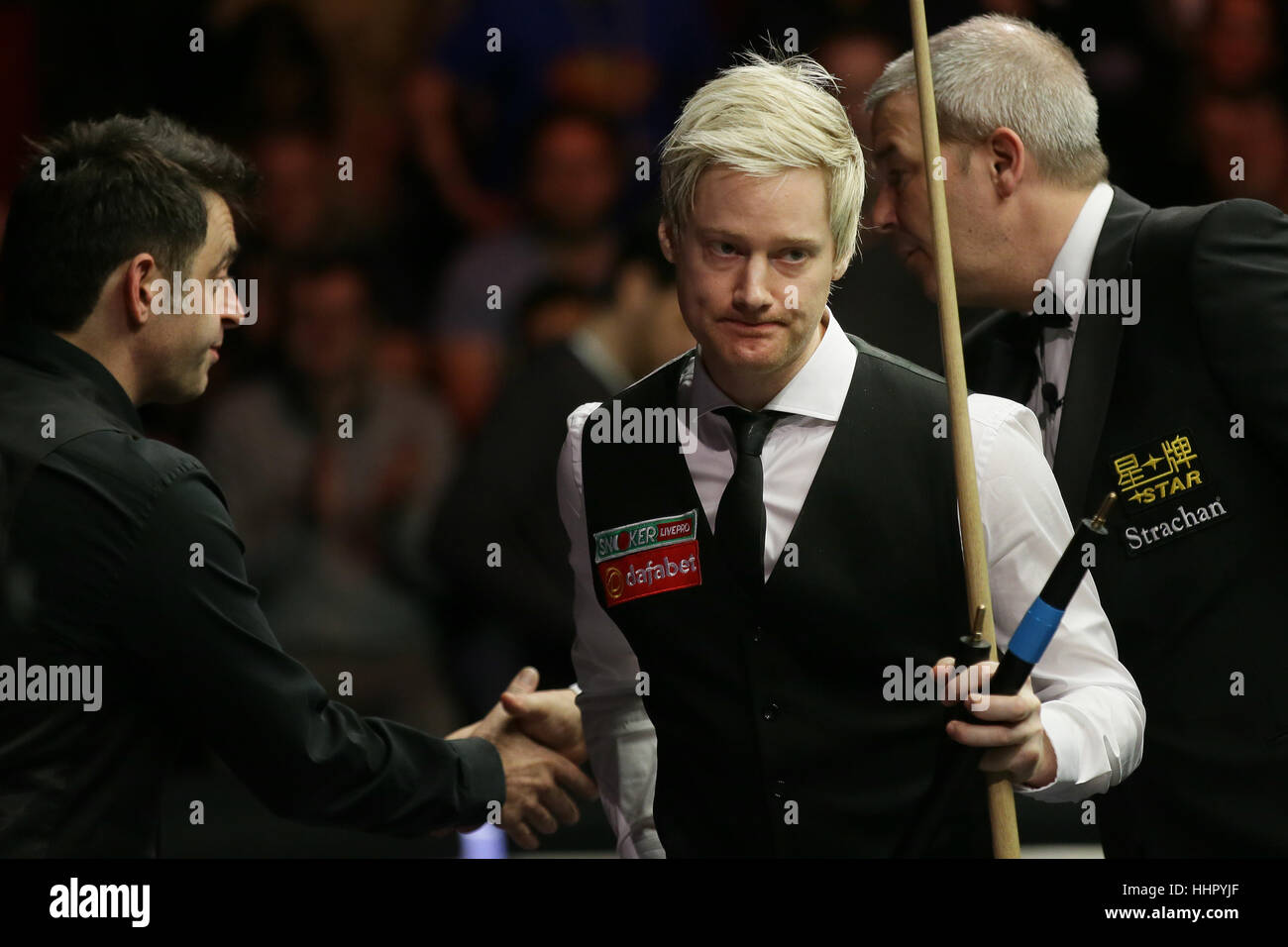 Snooker referee hi-res stock photography and images - Alamy