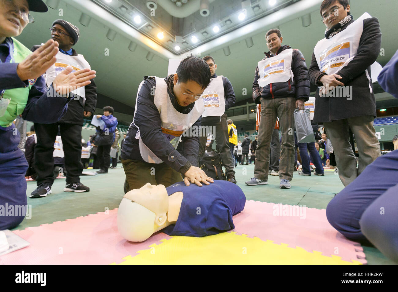 Foreign residents participate in a first aid class at Komazawa Olympic ...