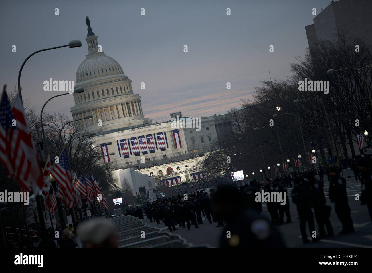 Washington, USA. 20th Jan, 2017. Security personnel lines the parade ...