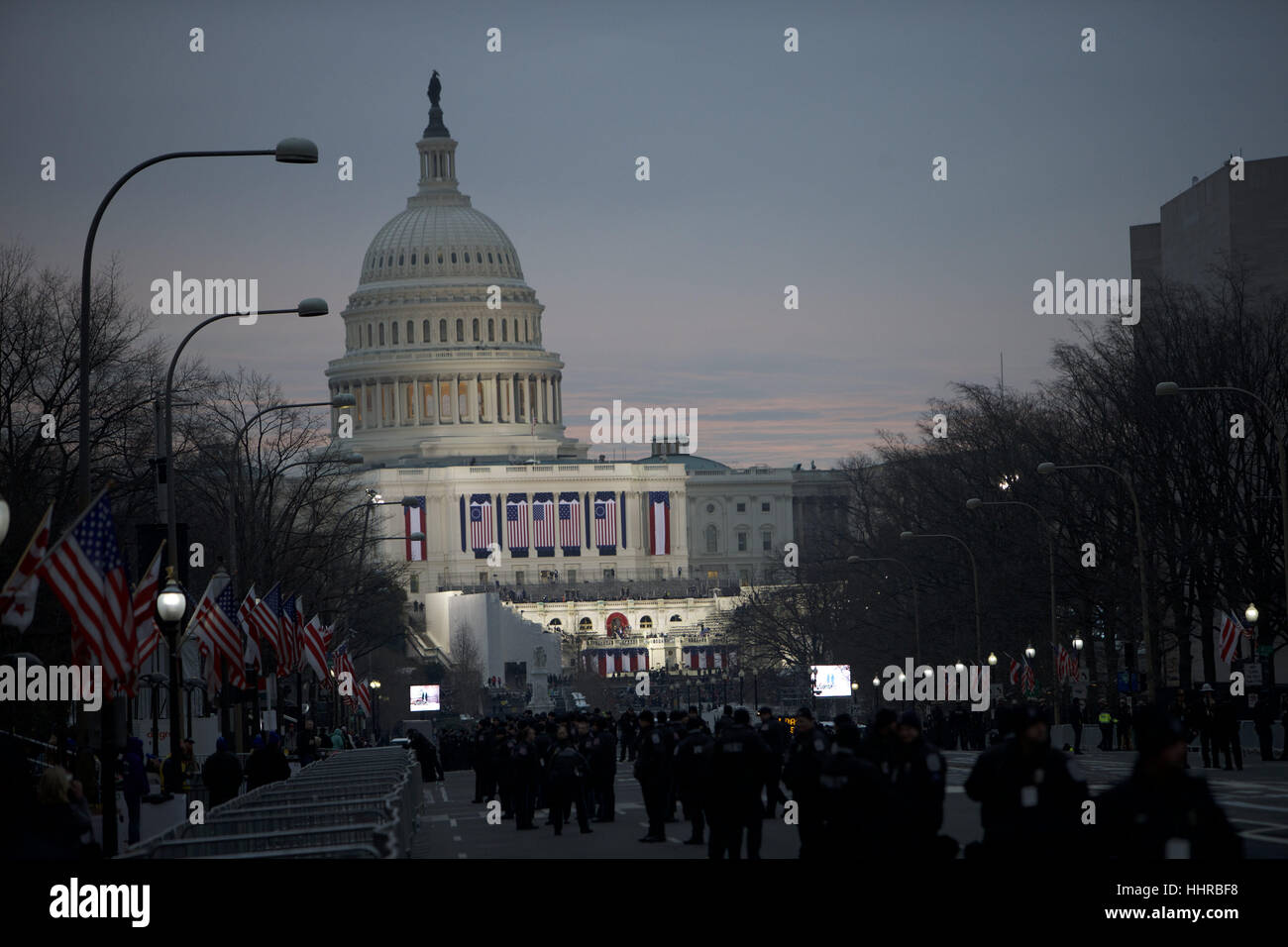 Washington, USA. 20th Jan, 2017. Security personnel lines the parade ...