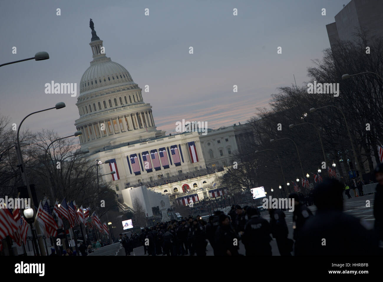 Washington, USA. 20th Jan, 2017. Security personnel lines the parade ...