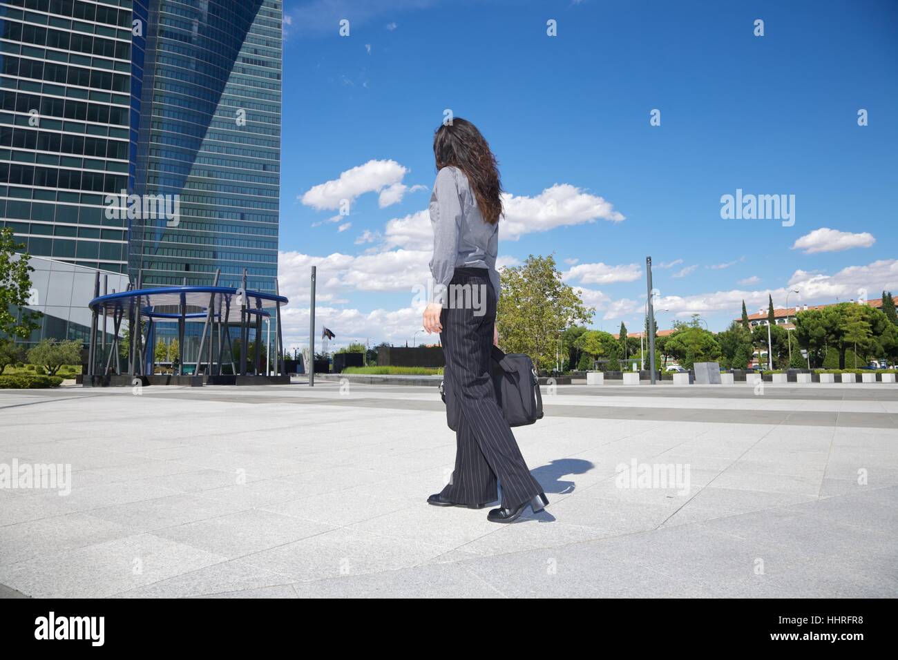 Woman walking pavement gray wall hi-res stock photography and images ...