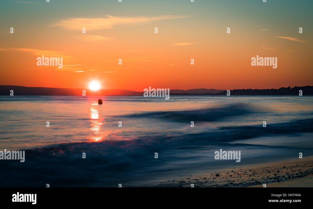 Into the sun on Bournemouth Beach at sunset Stock Photo - Alamy