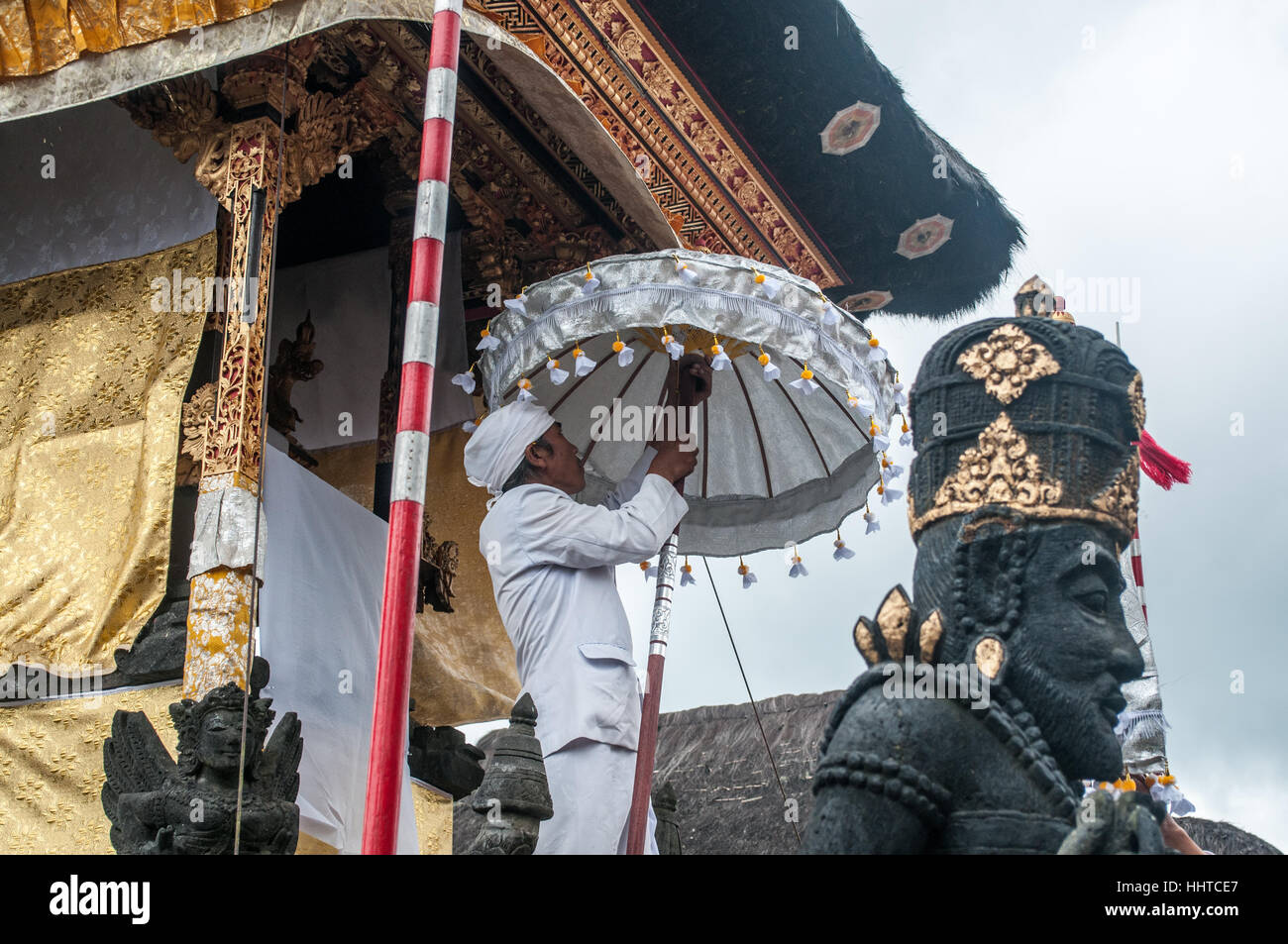 Man working decorating for ceremony, pura tuluk biyu batur, Bali ...