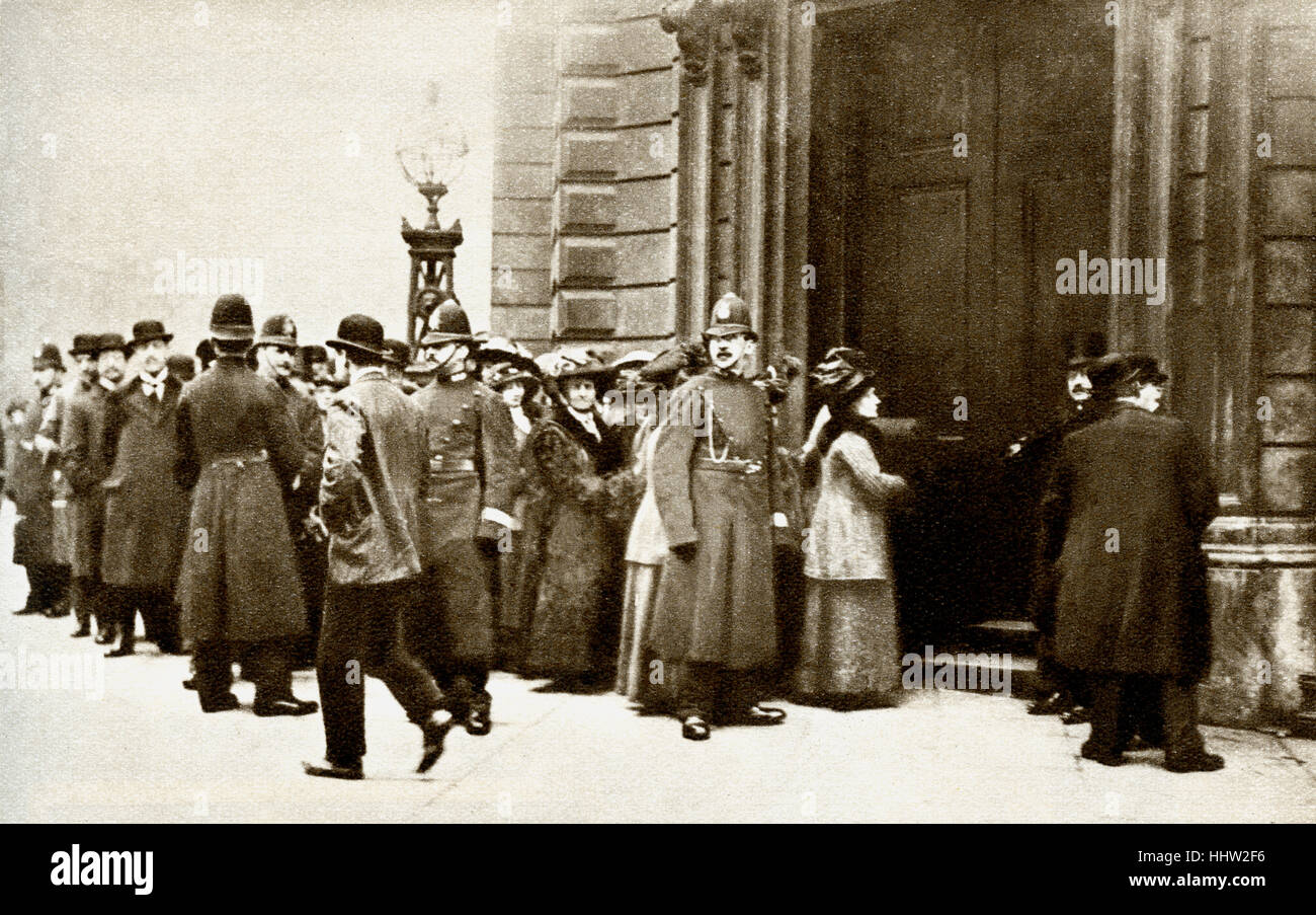 Queue of people waiting to hear the trial of the Suffragettes who had ...