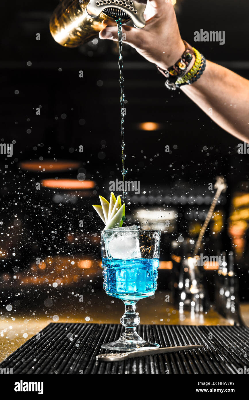Hand pouring gin into martini glass hi-res stock photography and images - Alamy