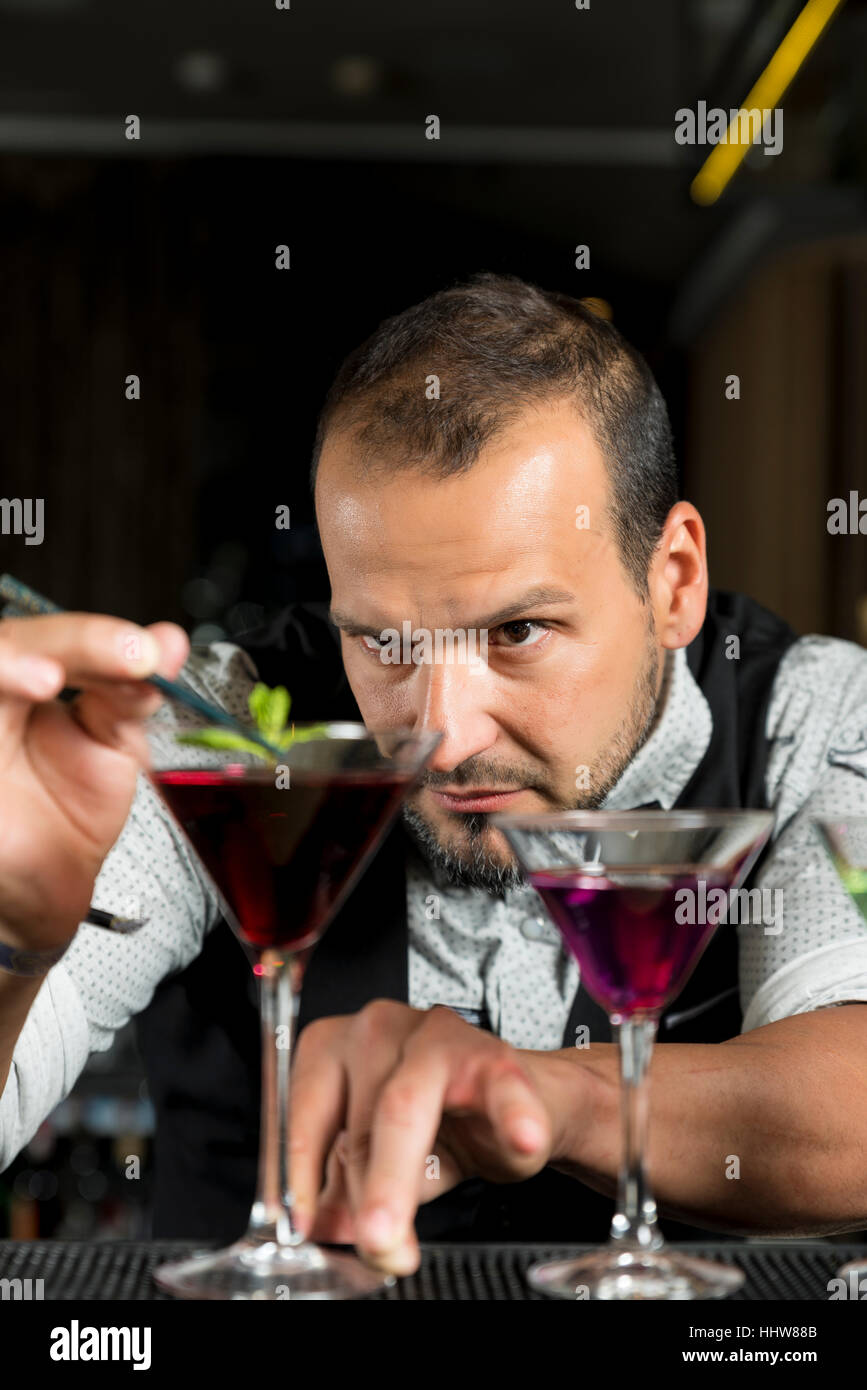 Barman is making a cocktail Stock Photo - Alamy